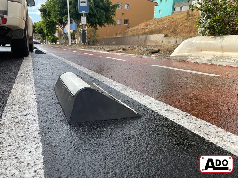 Installation road separators in bike lane model Mompe 3 | Ado Corporate ...